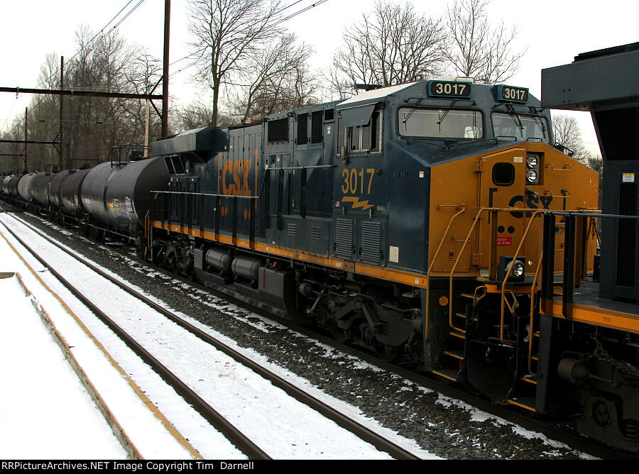 CSX 3017 trailing on Q301